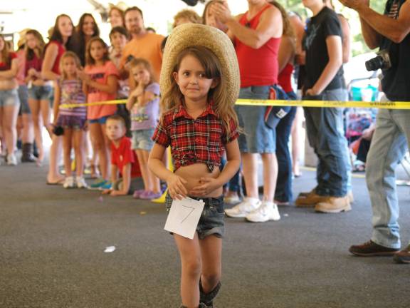 'Bo' Duke signs autographs, judges Daisy Duke look alike contest