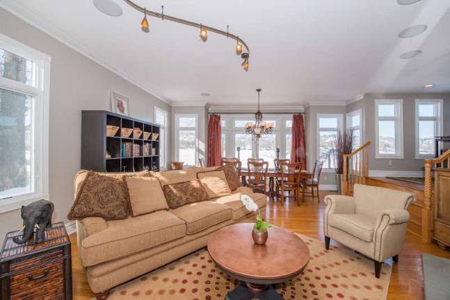 Lakefront home with panaromic views