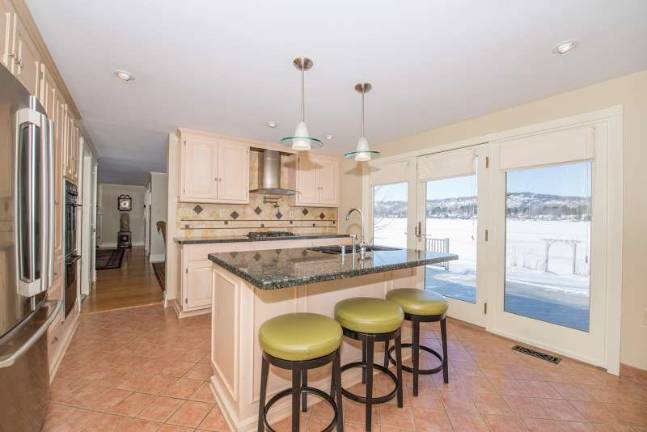 Lakefront home with panaromic views