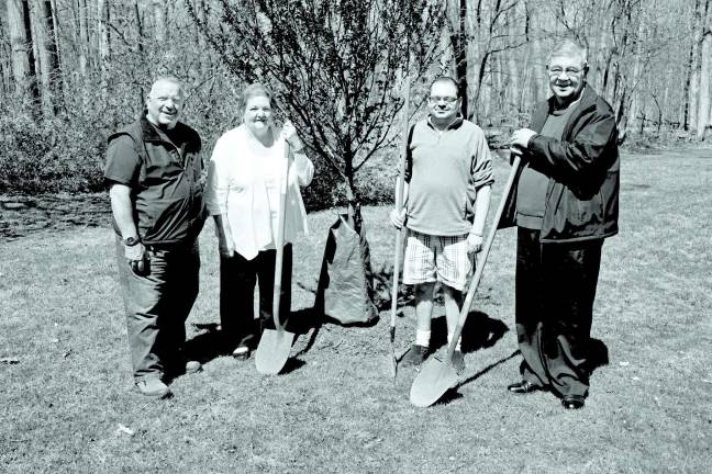 Kidney recipients plant a tree